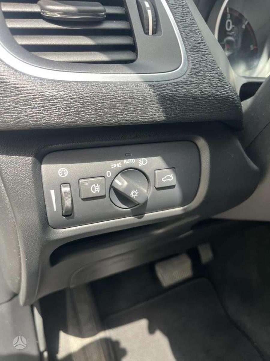 White Volvo V40 2017 in Vilnius, with an engine capacity of 1.97 L and mileage of 290 thousand km for 9950 €, photo 28 on AUTOMOTO.COM.LV