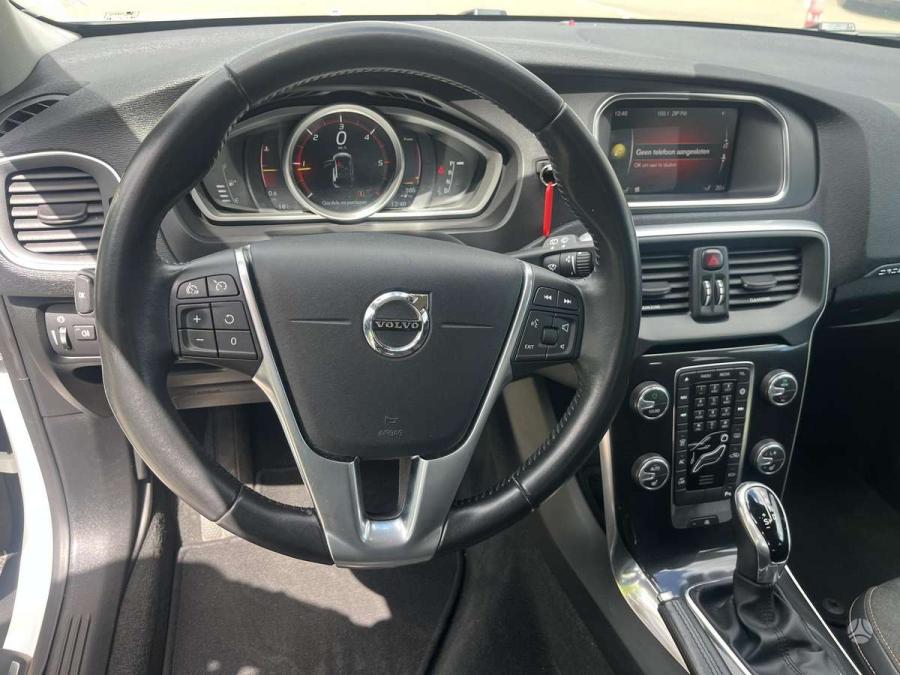 White Volvo V40 2017 in Vilnius, with an engine capacity of 1.97 L and mileage of 290 thousand km for 9950 €, photo 29 on AUTOMOTO.COM.LV