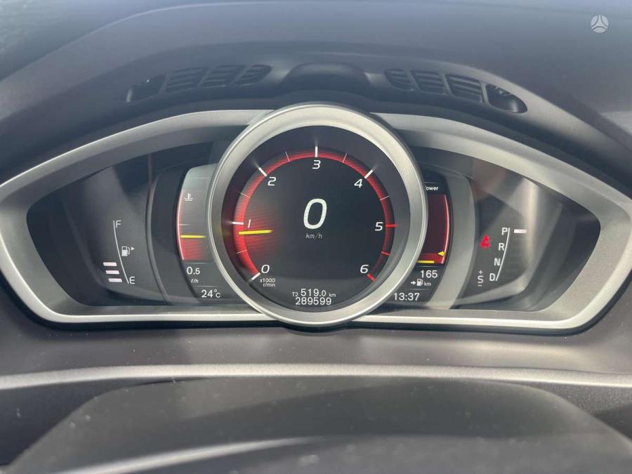 White Volvo V40 2017 in Vilnius, with an engine capacity of 1.97 L and mileage of 290 thousand km for 9950 €, photo 30 on AUTOMOTO.COM.LV