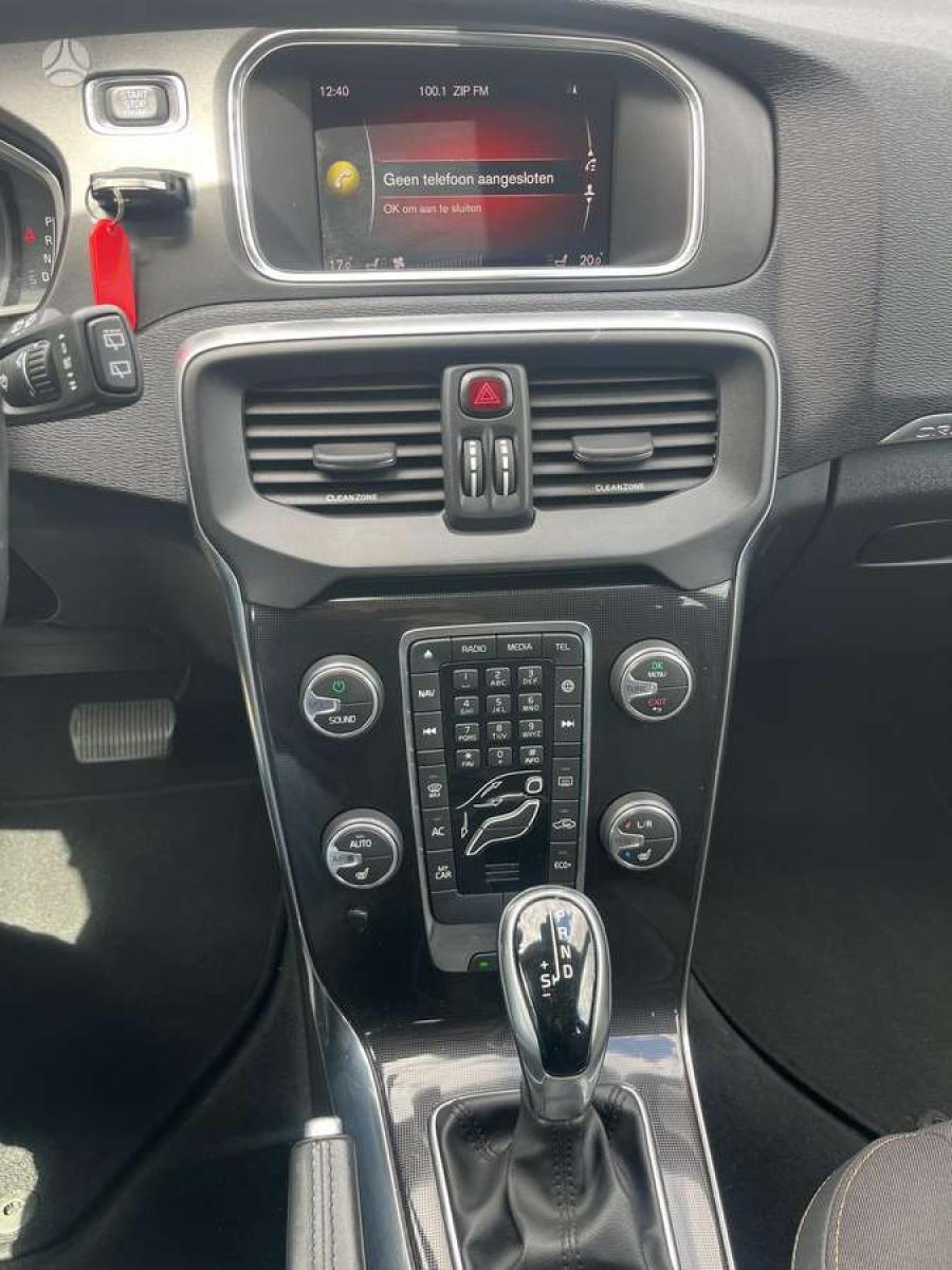 White Volvo V40 2017 in Vilnius, with an engine capacity of 1.97 L and mileage of 290 thousand km for 9950 €, photo 31 on AUTOMOTO.COM.LV