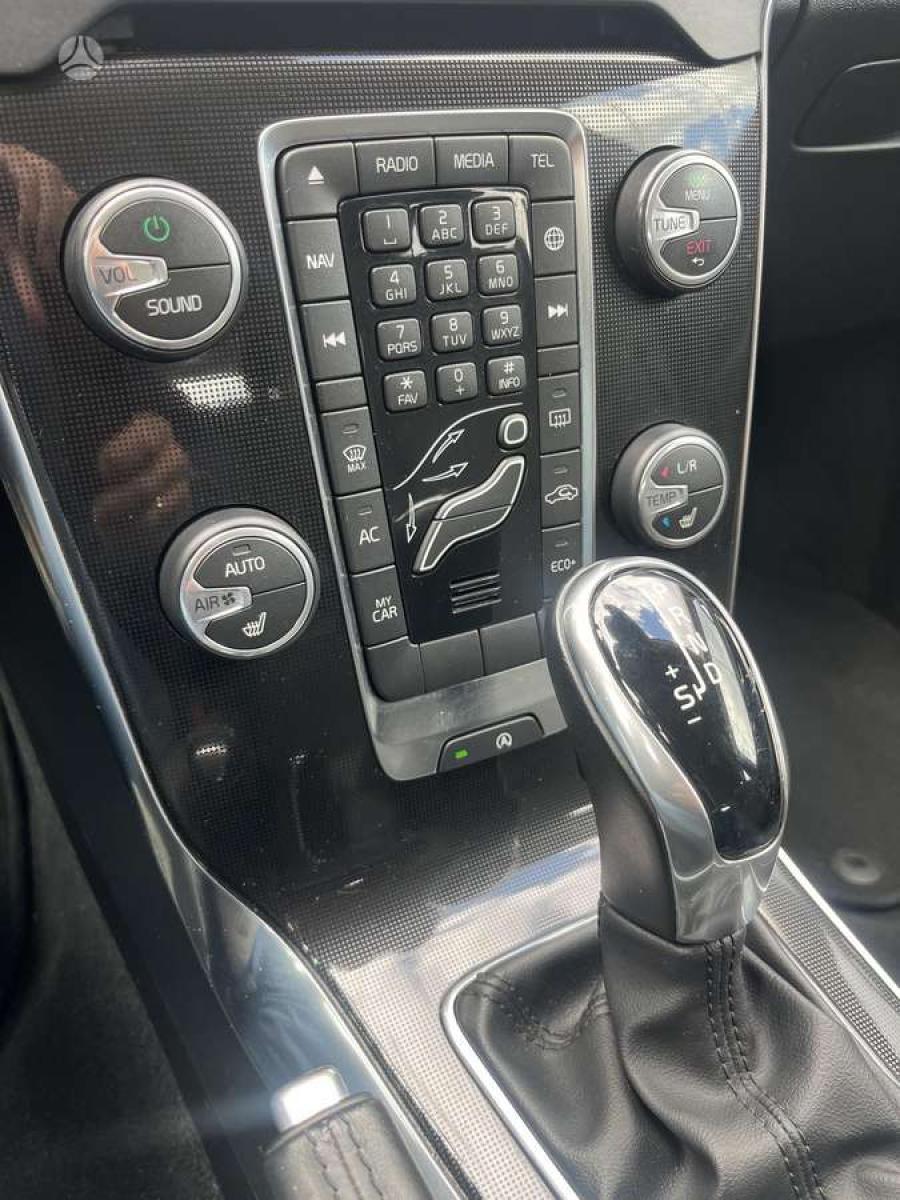 White Volvo V40 2017 in Vilnius, with an engine capacity of 1.97 L and mileage of 290 thousand km for 9950 €, photo 33 on AUTOMOTO.COM.LV