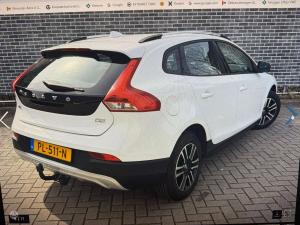 White Volvo V40 2017 in Vilnius, with an engine capacity of 1.97 L and mileage of 290 thousand km for 9950 €, photo 45 on AUTOMOTO.COM.LV