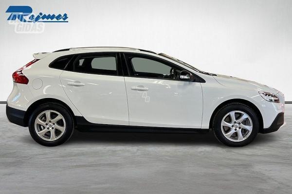 White Volvo V40 2018 in Kaunas, with an engine capacity of 0.00 L and mileage of 23 thousand km for 23529 €, photo 10 on AUTOMOTO.COM.LV