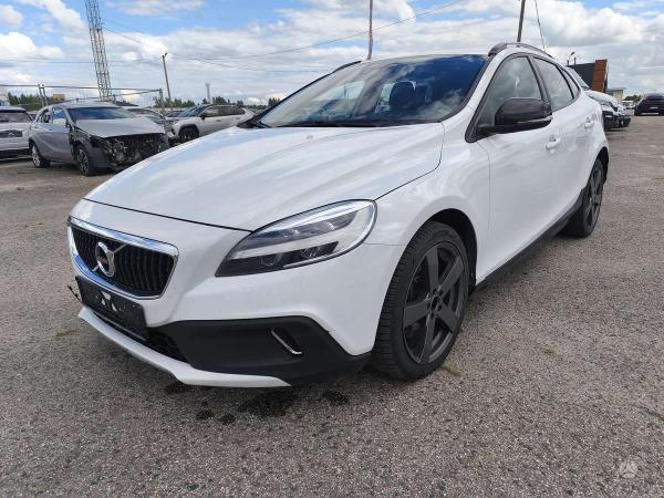 Volvo V40 2018 in Panevezys on AUTOMOTO.COM.LV White Volvo V40 2018 in Panevezys, with an engine capacity of 2.00 L and mileage of 337 thousand km for 4700 €, photo 3 on AUTOMOTO.COM.LV