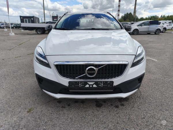 Volvo V40 2018 in Panevezys on AUTOMOTO.COM.LV White Volvo V40 2018 in Panevezys, with an engine capacity of 2.00 L and mileage of 337 thousand km for 4700 €, photo 4 on AUTOMOTO.COM.LV