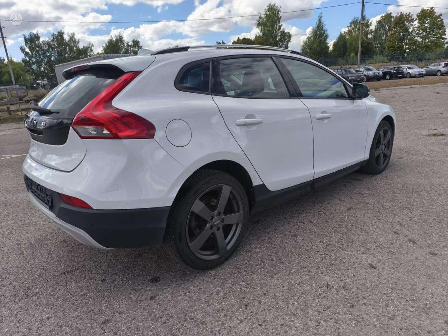 Balts Volvo V40 2018 Panevēža, ar dzinēja tilpumu 2.00 L un nobraukumu 337 tūkst. km par 4700 €, foto 8 vietnē AUTOMOTO.COM.LV