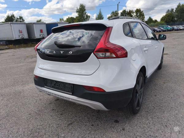 Volvo V40 2018 in Panevezys on AUTOMOTO.COM.LV White Volvo V40 2018 in Panevezys, with an engine capacity of 2.00 L and mileage of 337 thousand km for 4700 €, photo 9 on AUTOMOTO.COM.LV