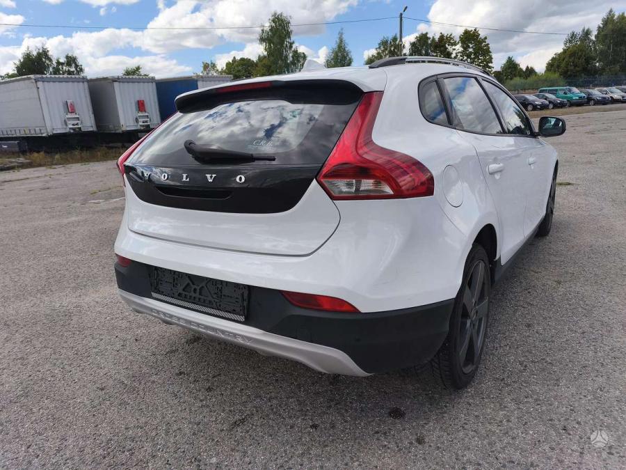 Balts Volvo V40 2018 Panevēža, ar dzinēja tilpumu 2.00 L un nobraukumu 337 tūkst. km par 4700 €, foto 9 vietnē AUTOMOTO.COM.LV