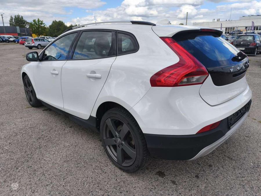 Balts Volvo V40 2018 Panevēža, ar dzinēja tilpumu 2.00 L un nobraukumu 337 tūkst. km par 4700 €, foto 11 vietnē AUTOMOTO.COM.LV