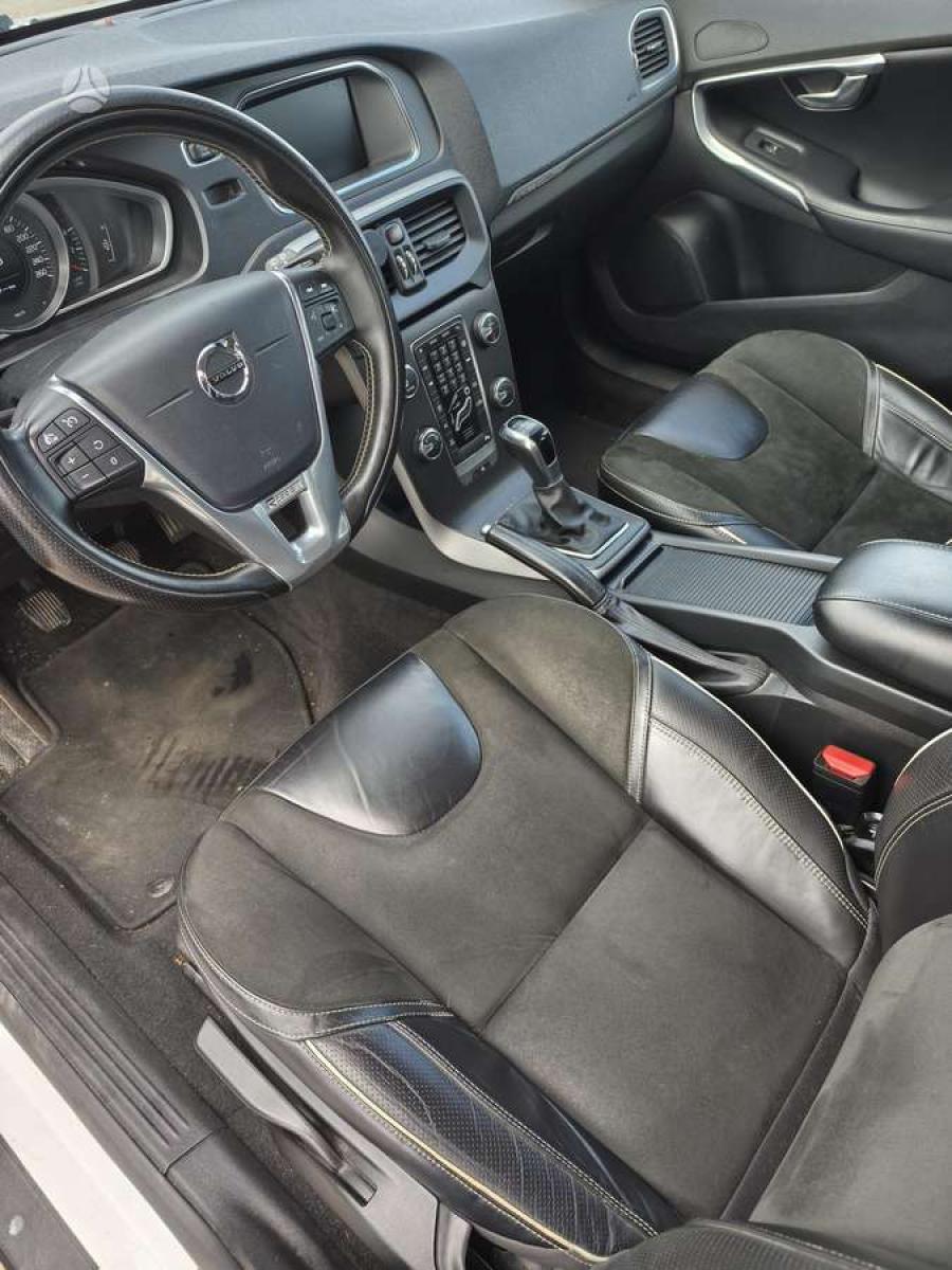 Balts Volvo V40 2018 Panevēža, ar dzinēja tilpumu 2.00 L un nobraukumu 337 tūkst. km par 4700 €, foto 12 vietnē AUTOMOTO.COM.LV
