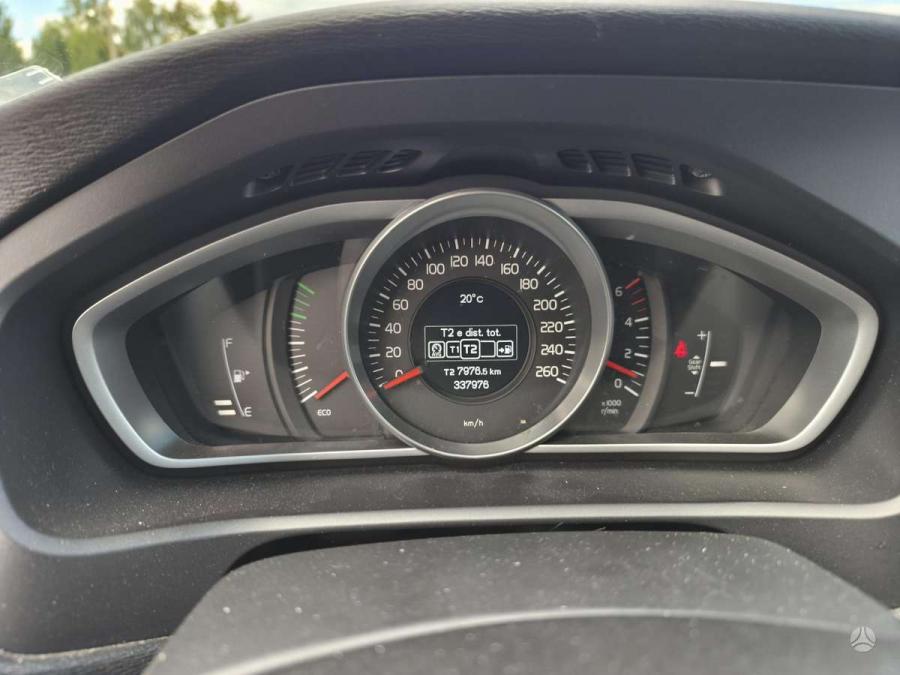 Balts Volvo V40 2018 Panevēža, ar dzinēja tilpumu 2.00 L un nobraukumu 337 tūkst. km par 4700 €, foto 13 vietnē AUTOMOTO.COM.LV