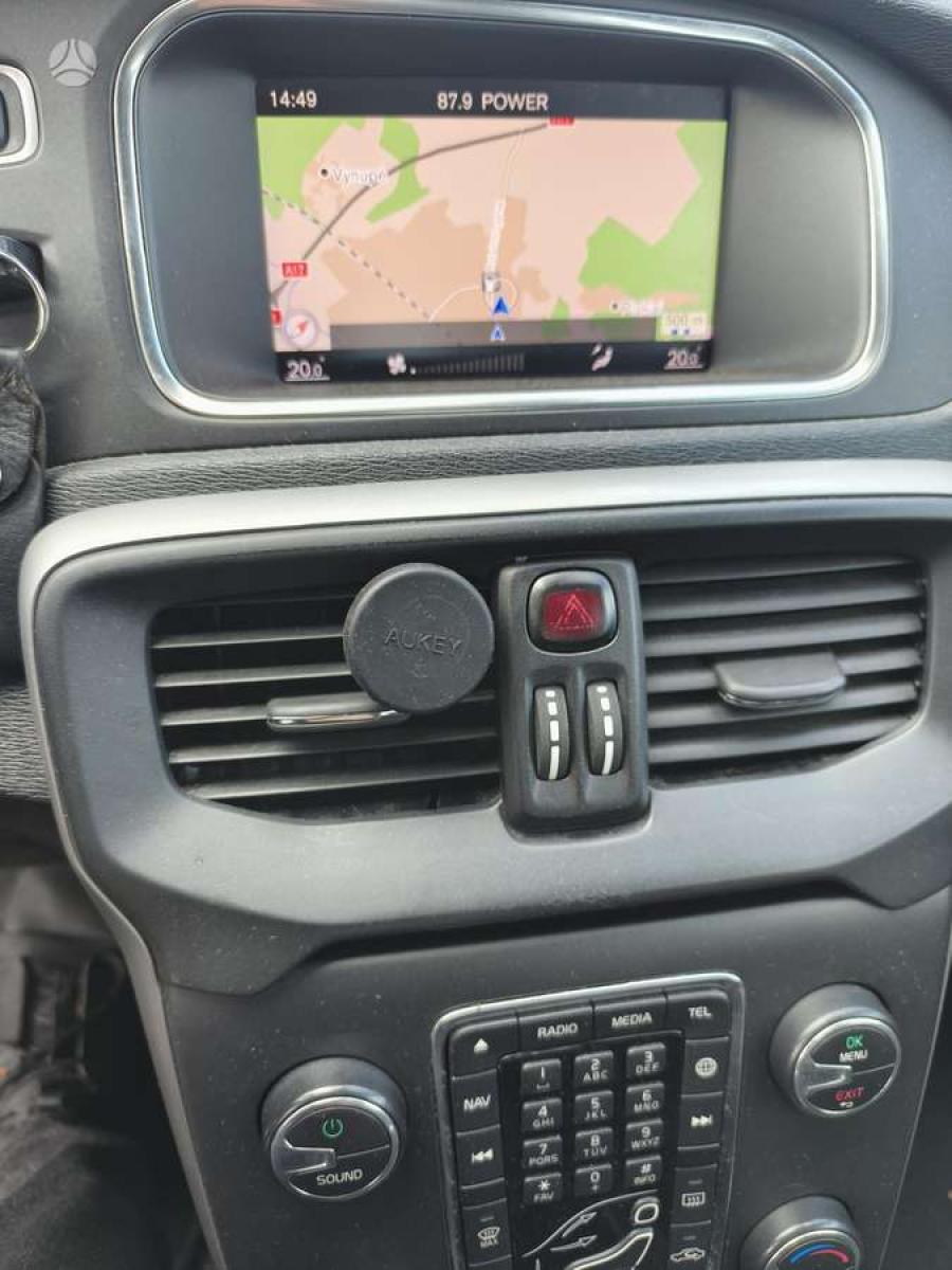 Balts Volvo V40 2018 Panevēža, ar dzinēja tilpumu 2.00 L un nobraukumu 337 tūkst. km par 4700 €, foto 14 vietnē AUTOMOTO.COM.LV