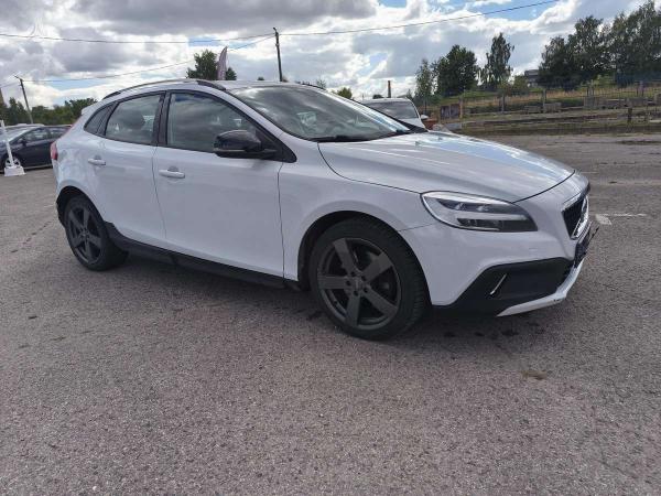 Balts Volvo V40 2018 Panevēža, ar dzinēja tilpumu 2.00 L un nobraukumu 337 tūkst. km par 4700 €, foto 7 vietnē AUTOMOTO.COM.LV