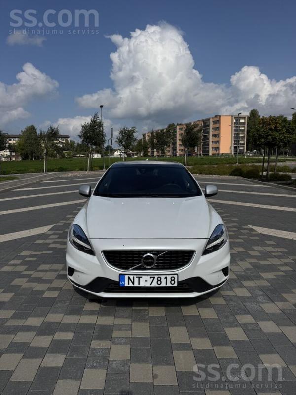 White Volvo V40 2018 in Jelgava, with an engine capacity of 2.00 L and mileage of 286 thousand km for 9000 €, photo 1 on AUTOMOTO.COM.LV