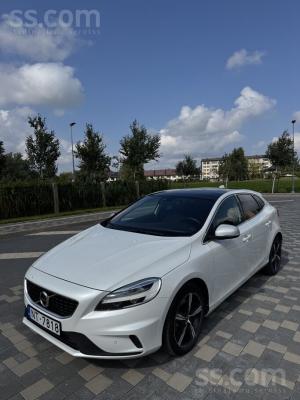 White Volvo V40 2018 in Jelgava, with an engine capacity of 2.00 L and mileage of 286 thousand km for 9000 €, photo 3 on AUTOMOTO.COM.LV