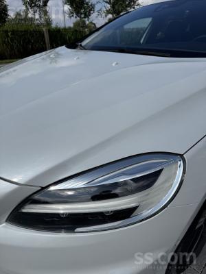 White Volvo V40 2018 in Jelgava, with an engine capacity of 2.00 L and mileage of 286 thousand km for 9000 €, photo 4 on AUTOMOTO.COM.LV
