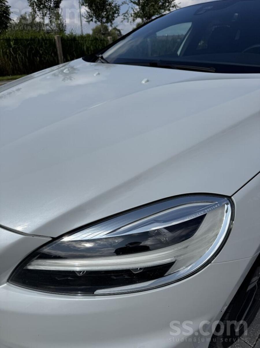 White Volvo V40 2018 in Jelgava, with an engine capacity of 2.00 L and mileage of 286 thousand km for 9000 €, photo 4 on AUTOMOTO.COM.LV