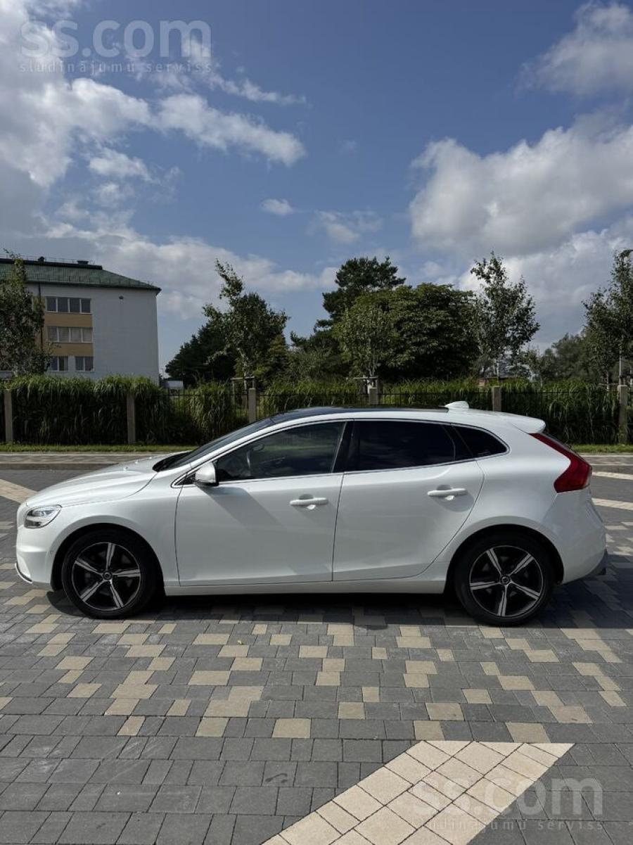 White Volvo V40 2018 in Jelgava, with an engine capacity of 2.00 L and mileage of 286 thousand km for 9000 €, photo 5 on AUTOMOTO.COM.LV