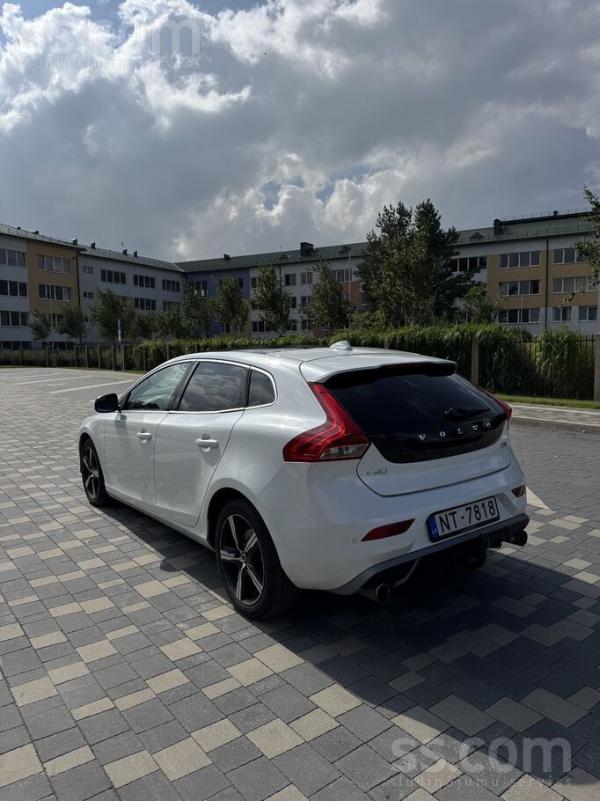 White Volvo V40 2018 in Jelgava, with an engine capacity of 2.00 L and mileage of 286 thousand km for 9000 €, photo 6 on AUTOMOTO.COM.LV