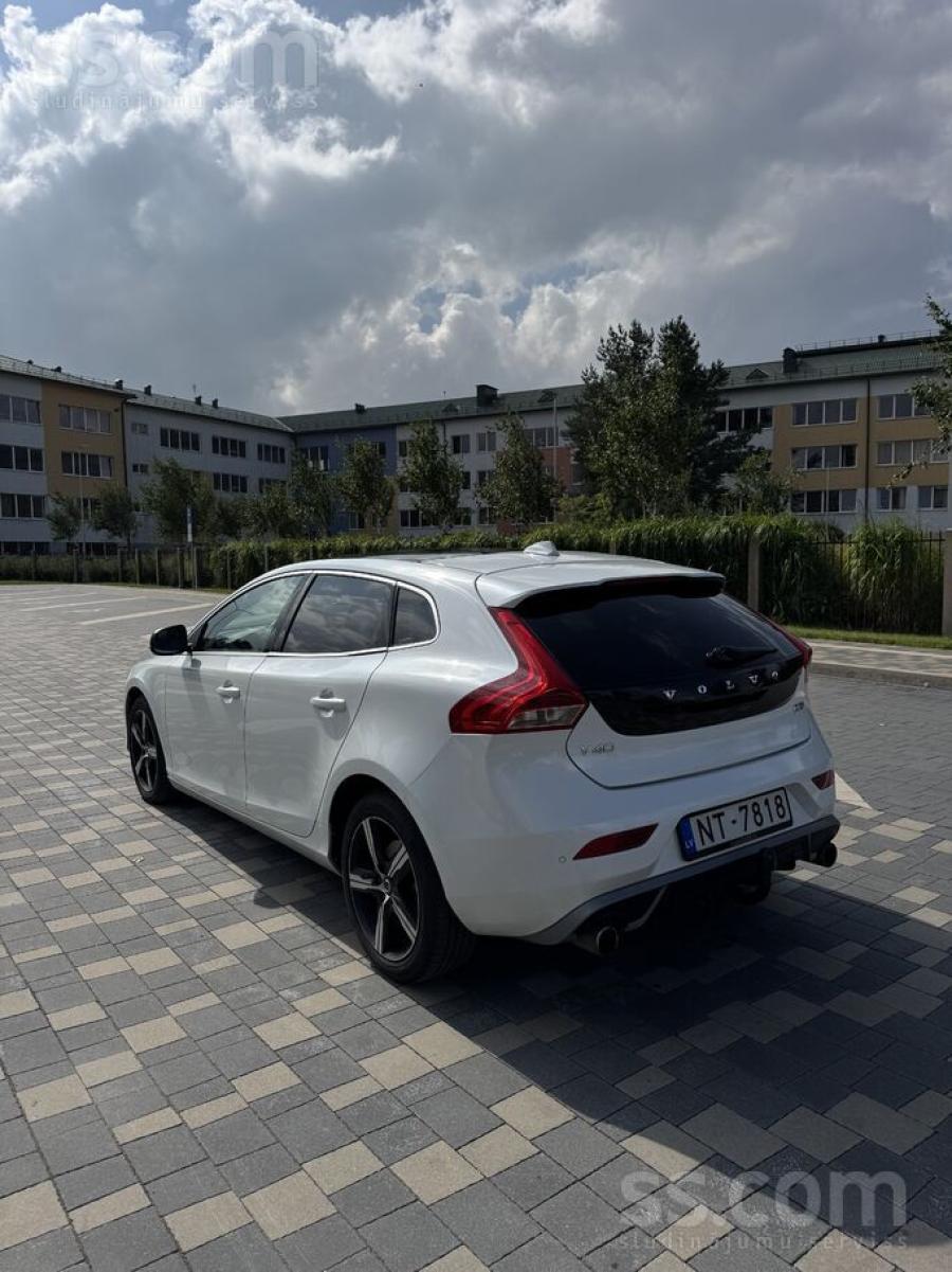 White Volvo V40 2018 in Jelgava, with an engine capacity of 2.00 L and mileage of 286 thousand km for 9000 €, photo 6 on AUTOMOTO.COM.LV