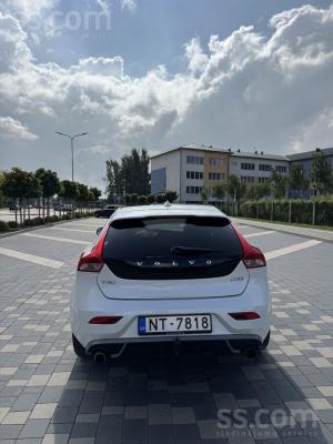 White Volvo V40 2018 in Jelgava, with an engine capacity of 2.00 L and mileage of 286 thousand km for 9000 €, photo 7 on AUTOMOTO.COM.LV