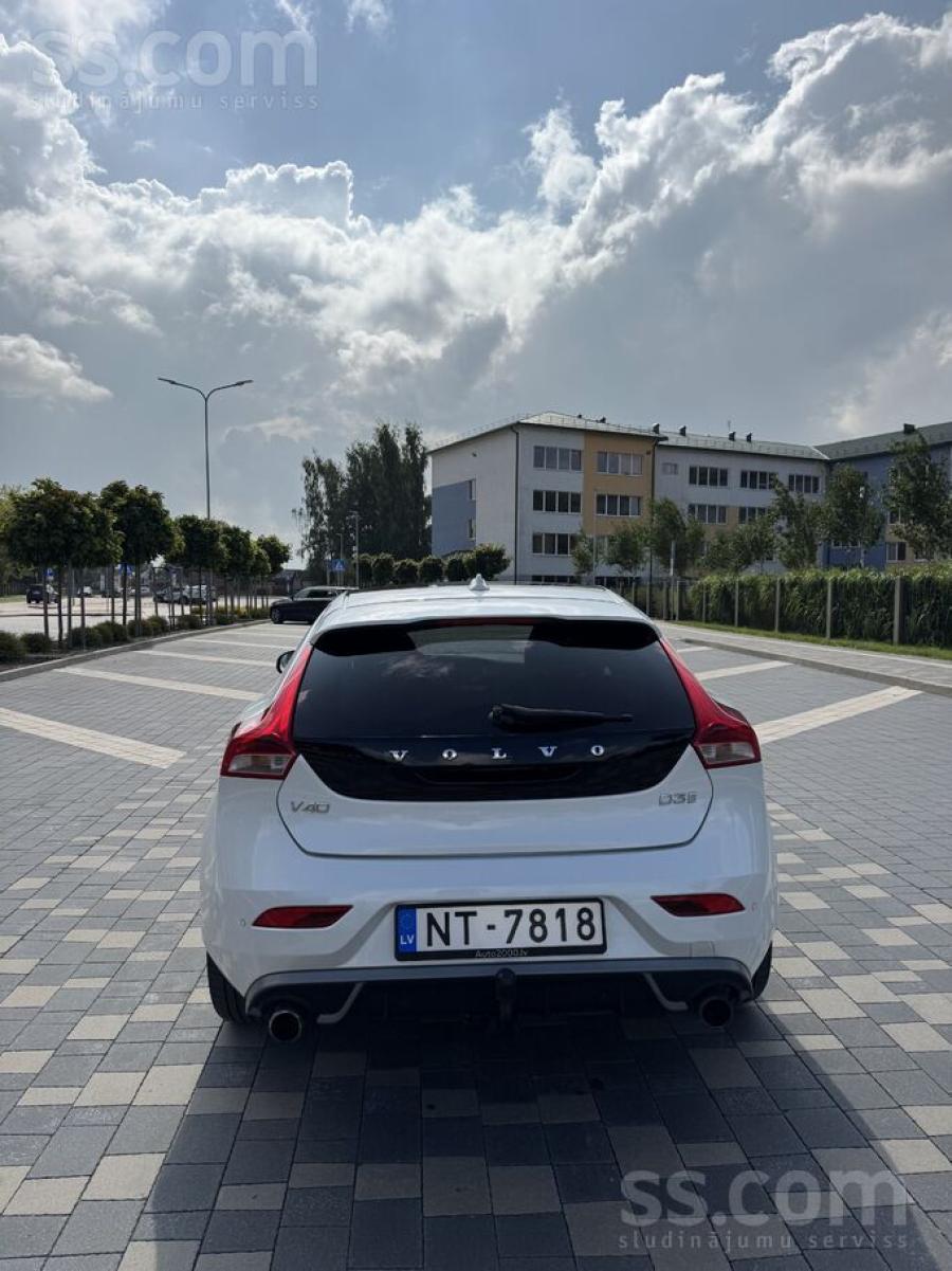 White Volvo V40 2018 in Jelgava, with an engine capacity of 2.00 L and mileage of 286 thousand km for 9000 €, photo 7 on AUTOMOTO.COM.LV