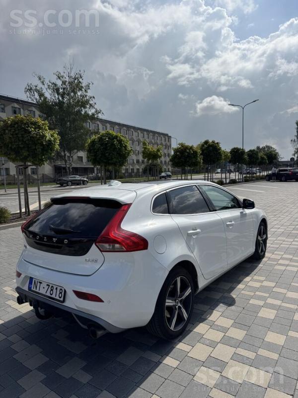 White Volvo V40 2018 in Jelgava, with an engine capacity of 2.00 L and mileage of 286 thousand km for 9000 €, photo 8 on AUTOMOTO.COM.LV