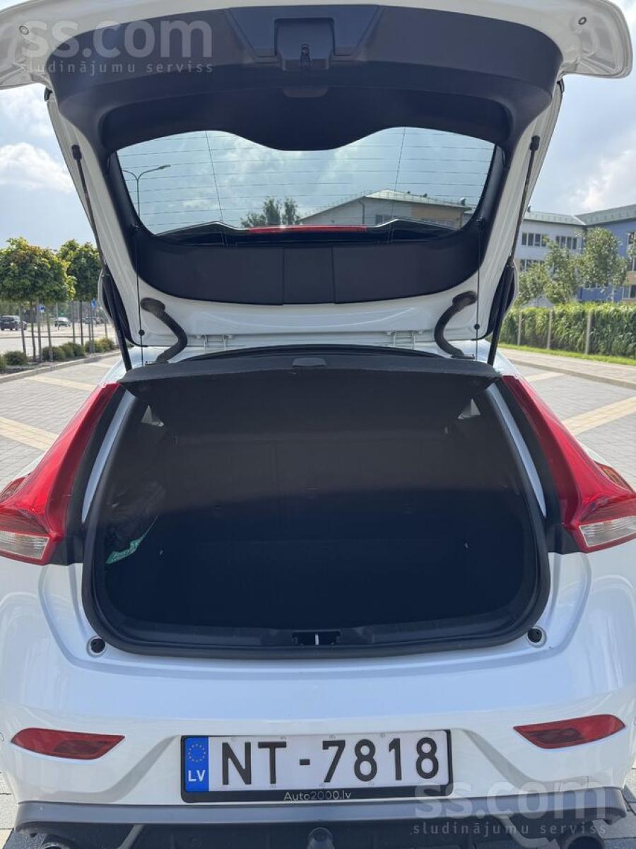 White Volvo V40 2018 in Jelgava, with an engine capacity of 2.00 L and mileage of 286 thousand km for 9000 €, photo 9 on AUTOMOTO.COM.LV