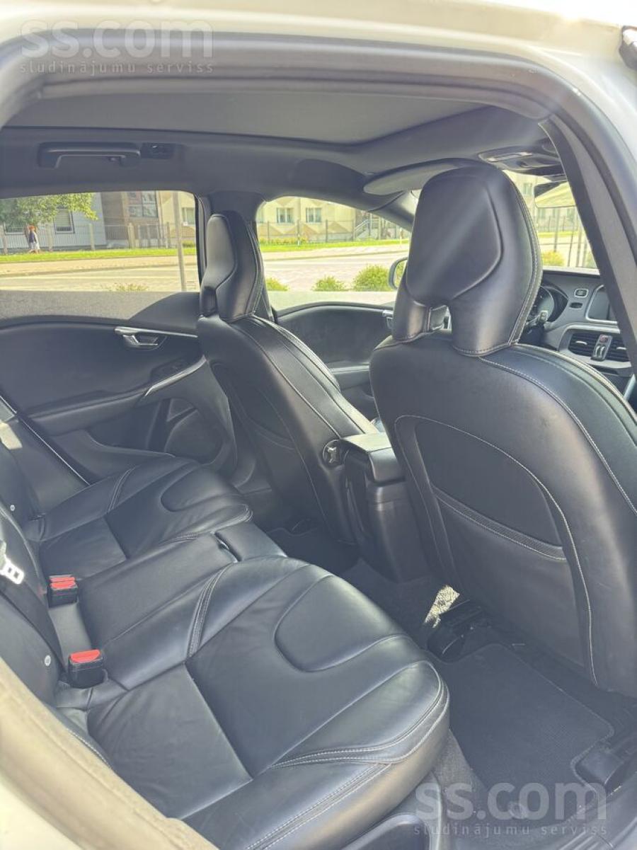 White Volvo V40 2018 in Jelgava, with an engine capacity of 2.00 L and mileage of 286 thousand km for 9000 €, photo 10 on AUTOMOTO.COM.LV
