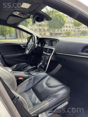 White Volvo V40 2018 in Jelgava, with an engine capacity of 2.00 L and mileage of 286 thousand km for 9000 €, photo 11 on AUTOMOTO.COM.LV
