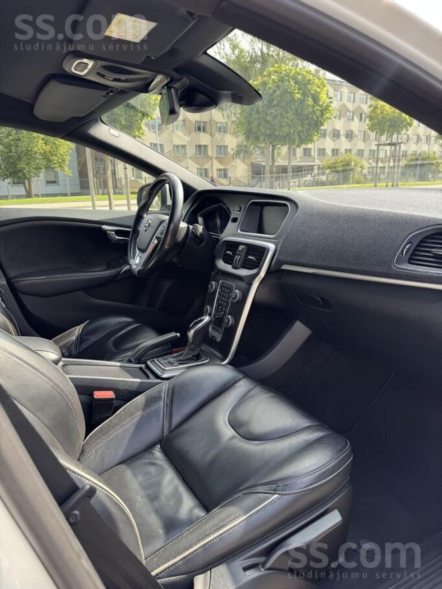 White Volvo V40 2018 in Jelgava, with an engine capacity of 2.00 L and mileage of 286 thousand km for 9000 €, photo 11 on AUTOMOTO.COM.LV