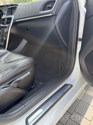 White Volvo V40 2018 in Jelgava, with an engine capacity of 2.00 L and mileage of 286 thousand km for 9000 €, photo 12 on AUTOMOTO.COM.LV