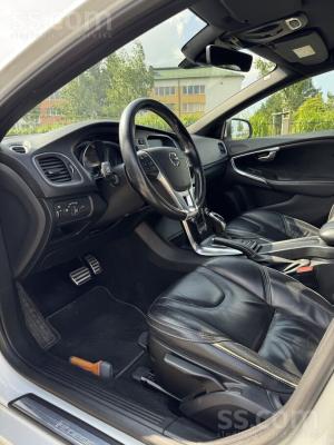White Volvo V40 2018 in Jelgava, with an engine capacity of 2.00 L and mileage of 286 thousand km for 9000 €, photo 13 on AUTOMOTO.COM.LV