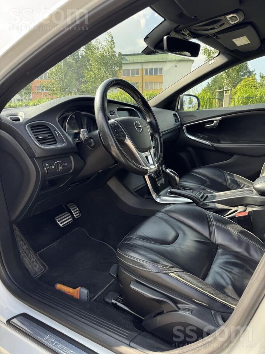 White Volvo V40 2018 in Jelgava, with an engine capacity of 2.00 L and mileage of 286 thousand km for 9000 €, photo 13 on AUTOMOTO.COM.LV