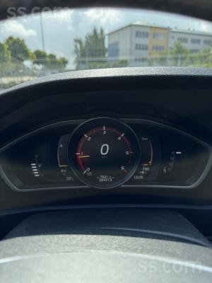 White Volvo V40 2018 in Jelgava, with an engine capacity of 2.00 L and mileage of 286 thousand km for 9000 €, photo 14 on AUTOMOTO.COM.LV