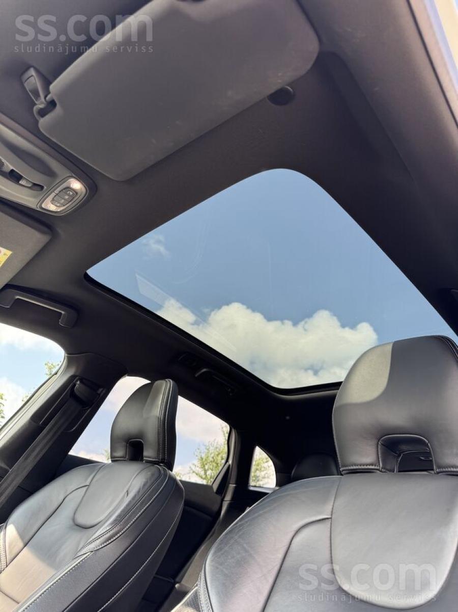 White Volvo V40 2018 in Jelgava, with an engine capacity of 2.00 L and mileage of 286 thousand km for 9000 €, photo 17 on AUTOMOTO.COM.LV