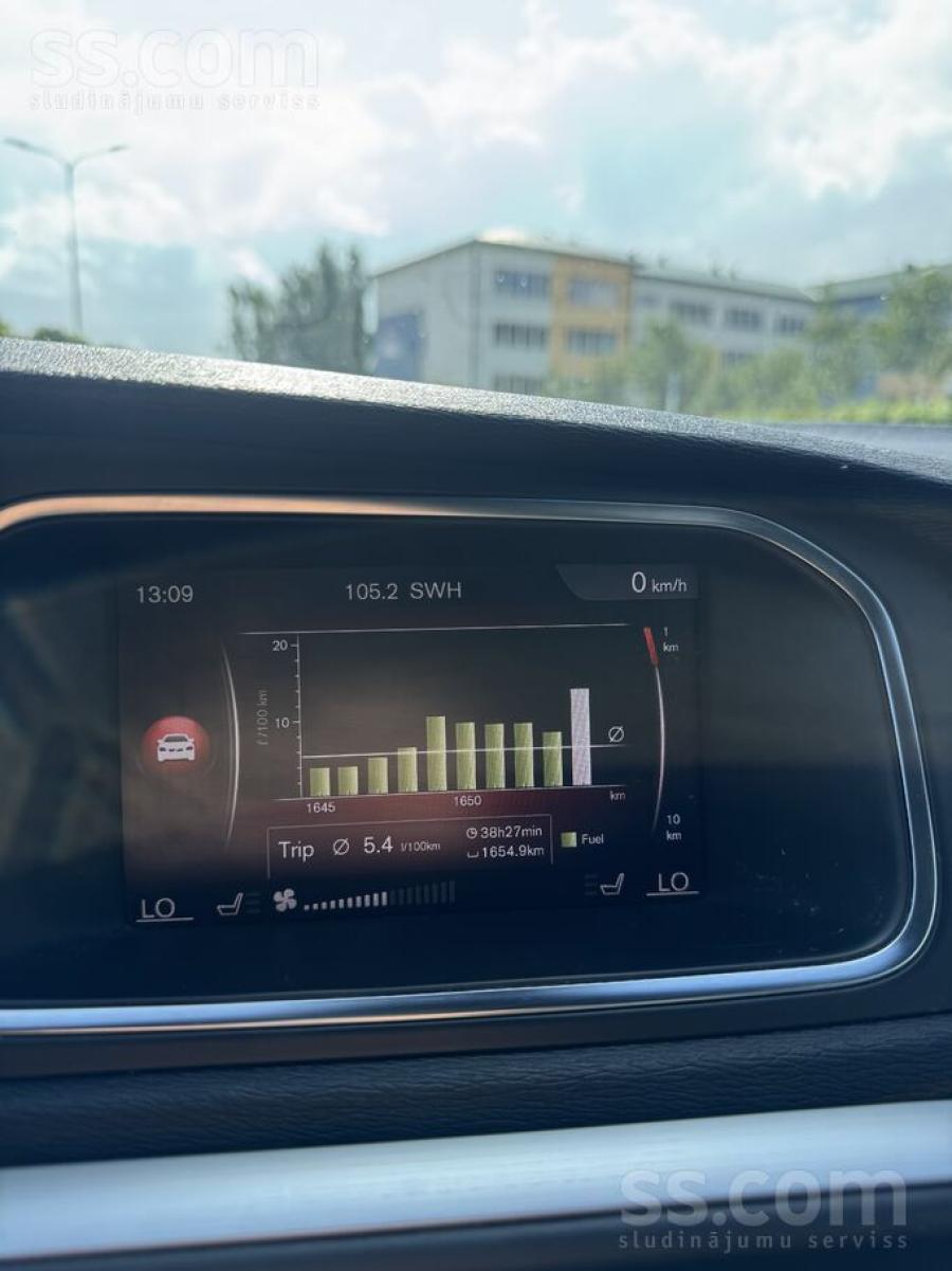 White Volvo V40 2018 in Jelgava, with an engine capacity of 2.00 L and mileage of 286 thousand km for 9000 €, photo 18 on AUTOMOTO.COM.LV