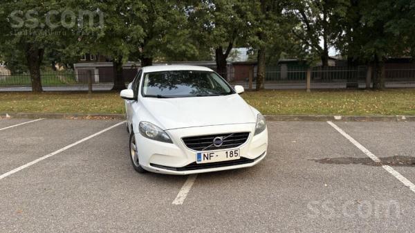White Volvo V40 2013 in Riga, with an engine capacity of 1.60 L and mileage of 326 thousand km for 3500 €, photo 1 on AUTOMOTO.COM.LV