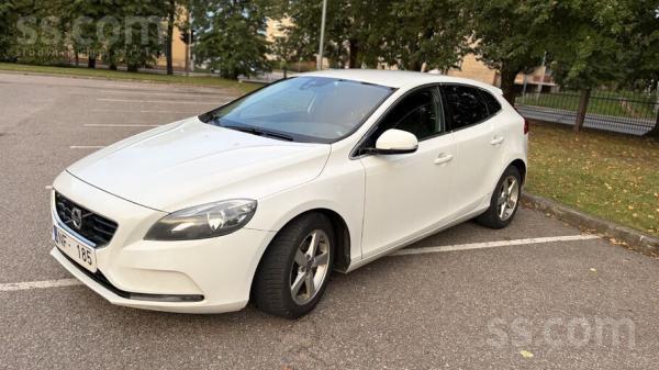 White Volvo V40 2013 in Riga, with an engine capacity of 1.60 L and mileage of 326 thousand km for 3500 €, photo 4 on AUTOMOTO.COM.LV