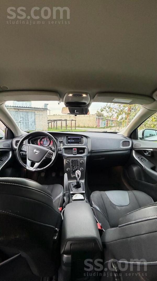 White Volvo V40 2013 in Riga, with an engine capacity of 1.60 L and mileage of 326 thousand km for 3500 €, photo 6 on AUTOMOTO.COM.LV