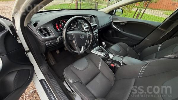 White Volvo V40 2013 in Riga, with an engine capacity of 1.60 L and mileage of 326 thousand km for 3500 €, photo 7 on AUTOMOTO.COM.LV