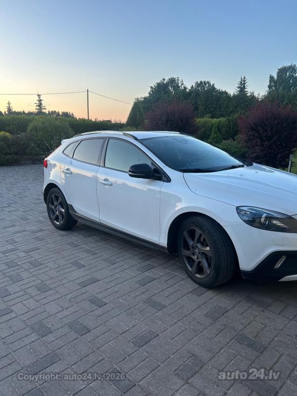 Balts Volvo V40 2014 Tallina, ar dzinēja tilpumu 2.00 L un nobraukumu 228 tūkst. km par 8000 €, foto 2 vietnē AUTOMOTO.COM.LV