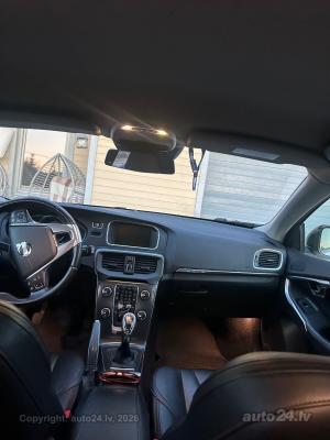 Balts Volvo V40 2014 Tallina, ar dzinēja tilpumu 2.00 L un nobraukumu 228 tūkst. km par 8000 €, foto 7 vietnē AUTOMOTO.COM.LV
