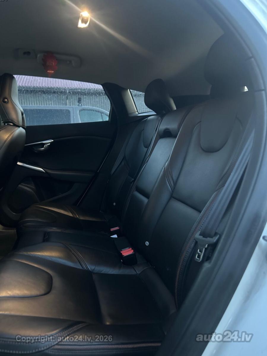 Balts Volvo V40 2014 Tallina, ar dzinēja tilpumu 2.00 L un nobraukumu 228 tūkst. km par 8000 €, foto 8 vietnē AUTOMOTO.COM.LV