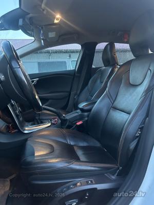Balts Volvo V40 2014 Tallina, ar dzinēja tilpumu 2.00 L un nobraukumu 228 tūkst. km par 8000 €, foto 9 vietnē AUTOMOTO.COM.LV