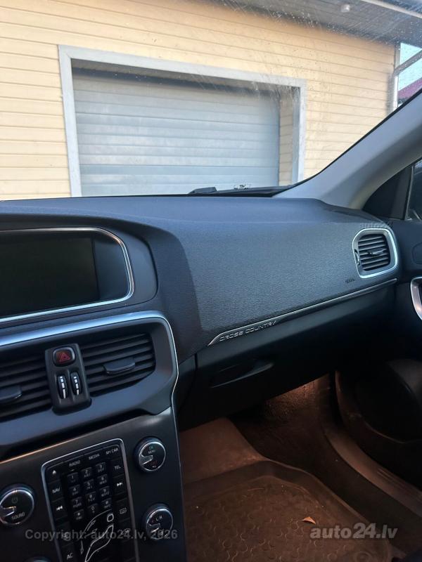 Balts Volvo V40 2014 Tallina, ar dzinēja tilpumu 2.00 L un nobraukumu 228 tūkst. km par 8000 €, foto 9 vietnē AUTOMOTO.COM.LV