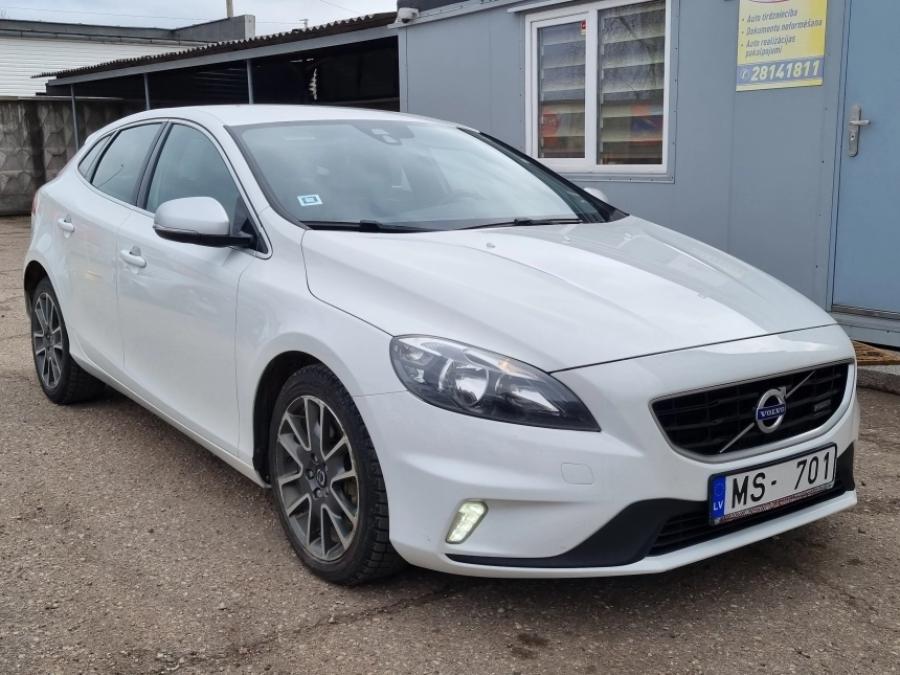 White Volvo V40 2014 in Riga, with an engine capacity of 2.00 L and mileage of 244 thousand km for 8490 €, photo 1 on AUTOMOTO.COM.LV