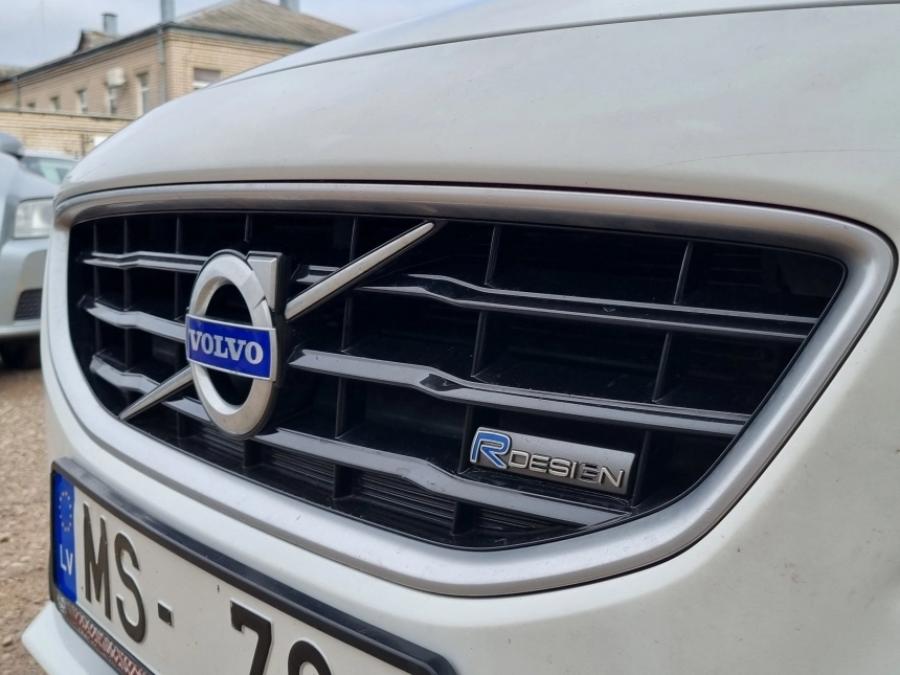 White Volvo V40 2014 in Riga, with an engine capacity of 2.00 L and mileage of 244 thousand km for 8490 €, photo 4 on AUTOMOTO.COM.LV