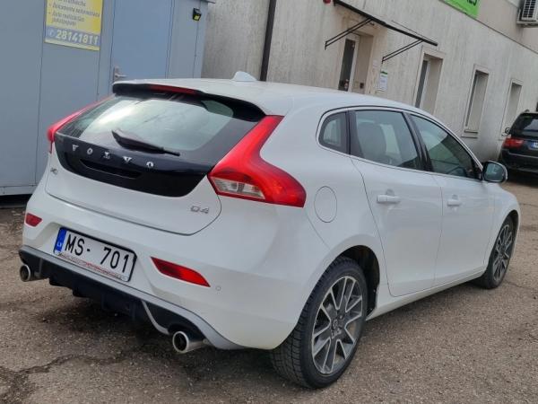 White Volvo V40 2014 in Riga, with an engine capacity of 2.00 L and mileage of 244 thousand km for 8490 €, photo 5 on AUTOMOTO.COM.LV