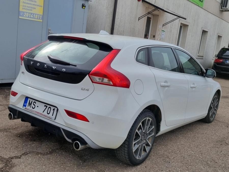 White Volvo V40 2014 in Riga, with an engine capacity of 2.00 L and mileage of 244 thousand km for 8490 €, photo 6 on AUTOMOTO.COM.LV
